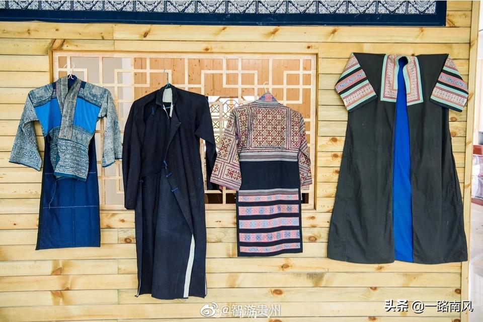 贵州毕节蜡染是用蜡刀蘸熔蜡绘花于布后以蓝靛浸染，既染去蜡|贵州|蜡刀|布面_新浪新闻