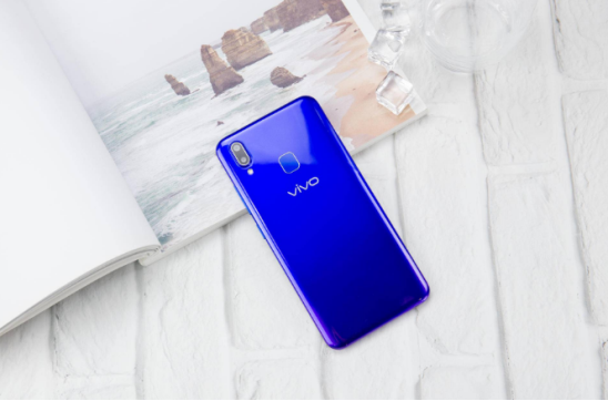水滴屏和3D渐变机身，vivo U1 799颜王堪称最值得入手百元机__财经头条