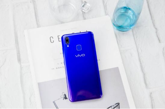 水滴屏和3D渐变机身，vivo U1 799颜王堪称最值得入手百元机__财经头条