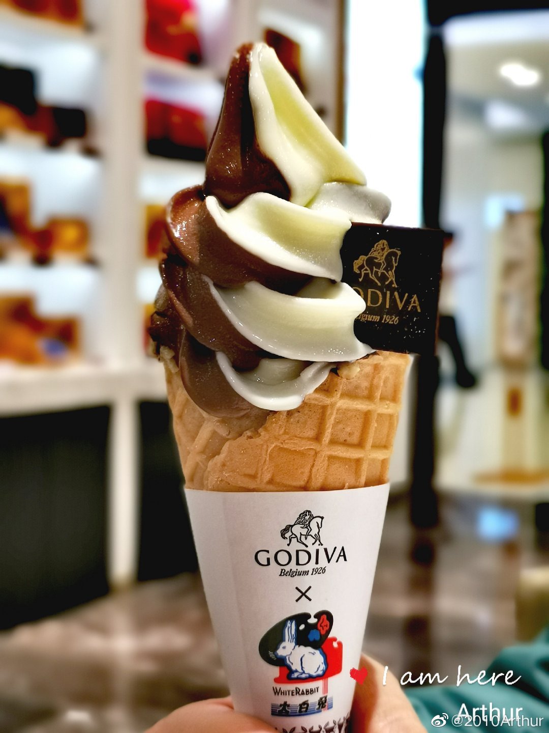 最近大白兔奶糖与比利时巧克力品牌GODIVA强强联手