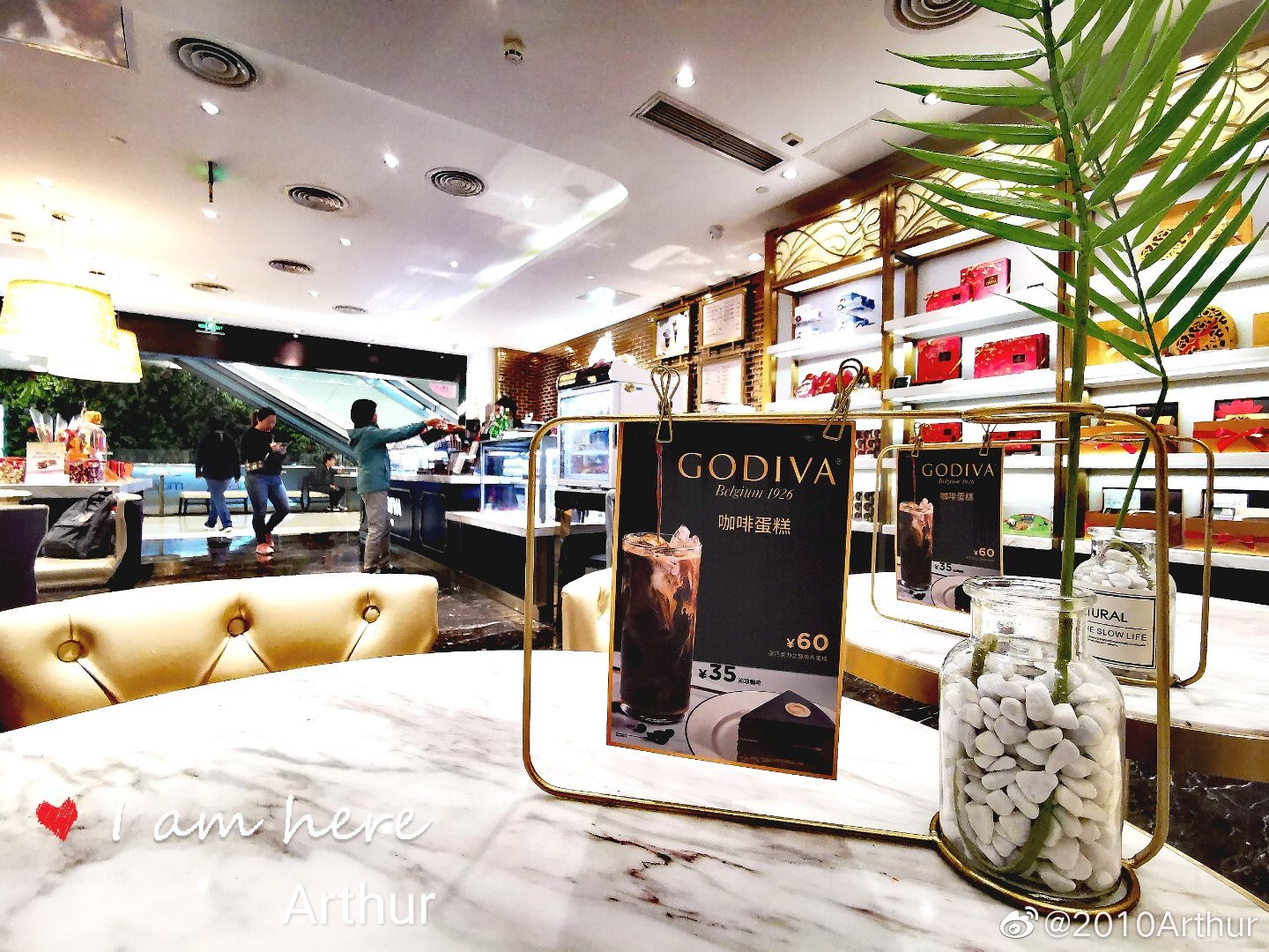 最近大白兔奶糖与比利时巧克力品牌GODIVA强强联手