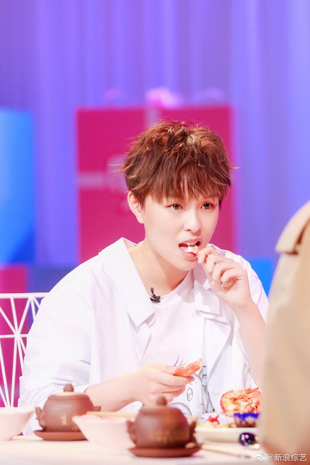 昨晚的《天天向上》@火箭少女101_Sunnee 在美食诱惑面前|火箭少女|天天向上|小吃货_新浪新闻