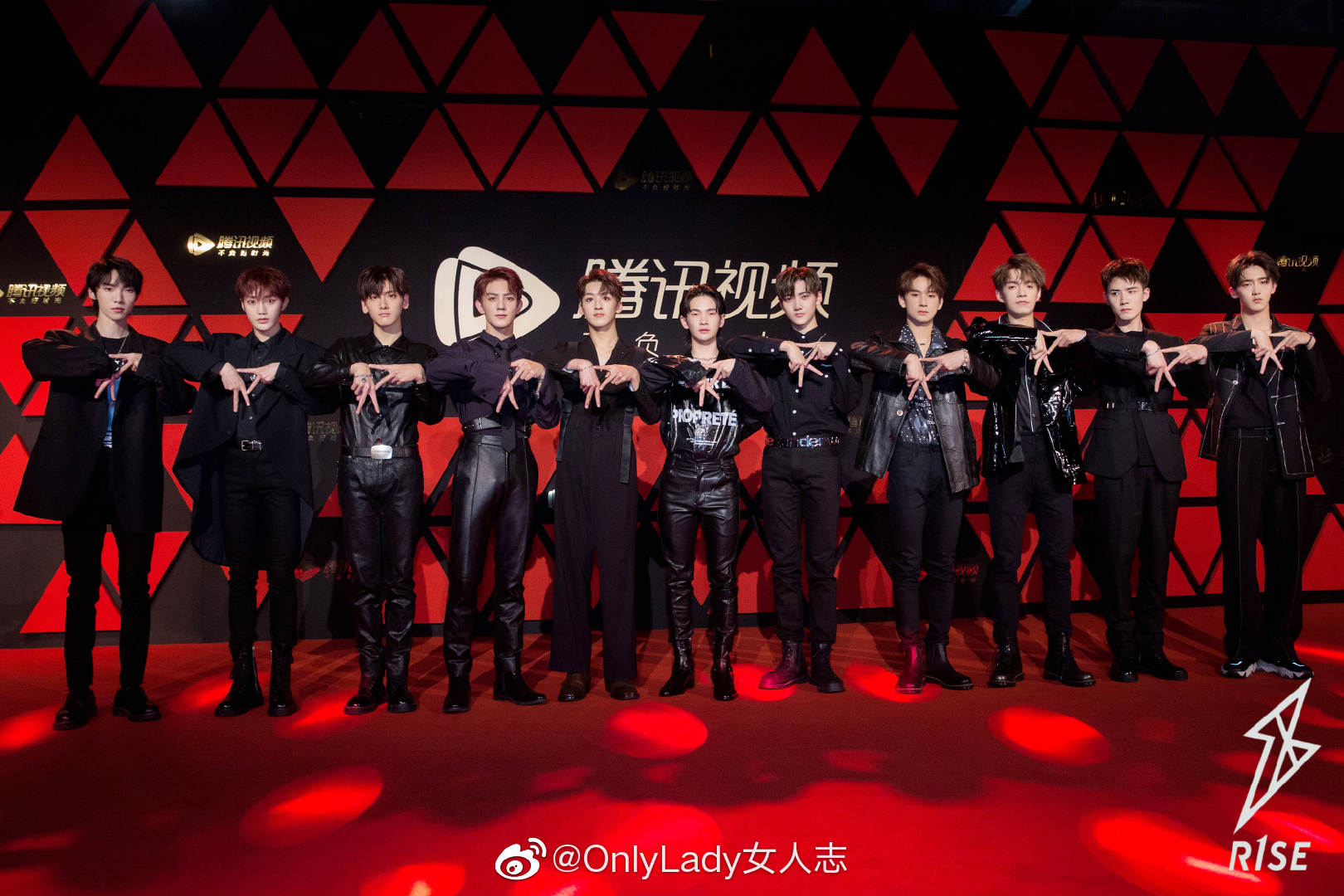 偶像男团R1SE现身红毯，成团首次公开亮相|赵让|姚琛|夏之光_新浪新闻