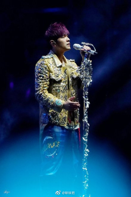 看到很多杰迷说Jay演唱会一定要和最爱的人去看才更有意义