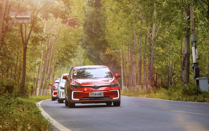 纯电家轿之争！北汽新能源EU5 VS 长安逸动新能源EV460-新浪汽车