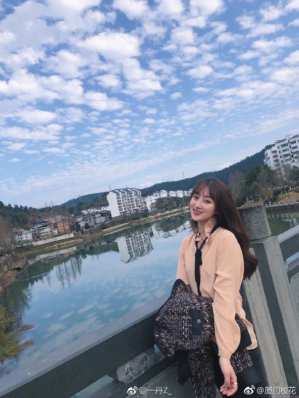 她叫 张一丹，就读于中国音乐学院，身高170cm，来自福建