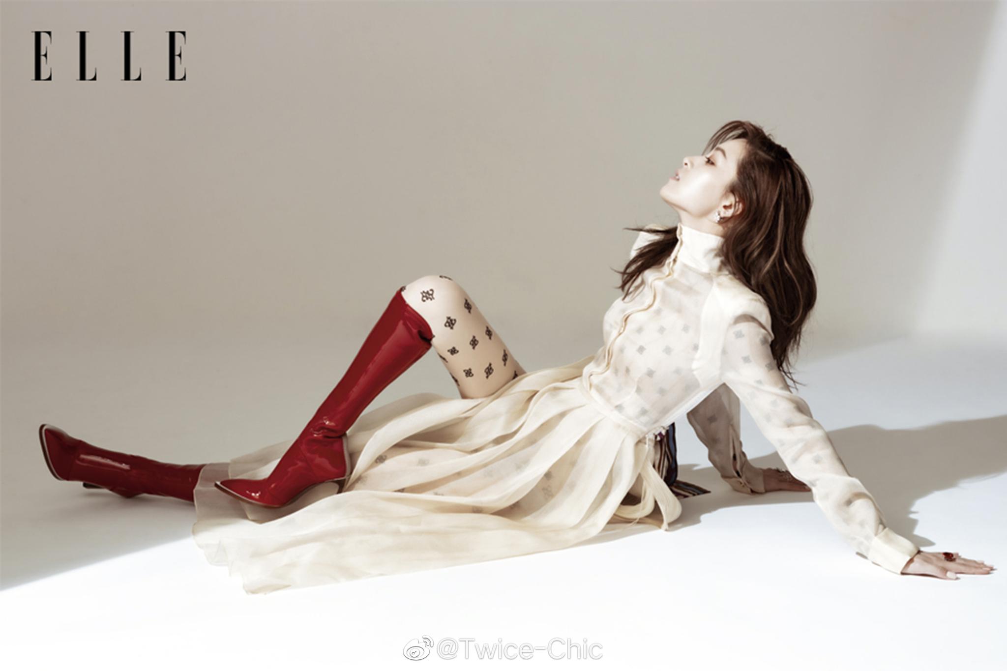 x ELLE HK 10月刊 | 芭比粉“面包服”与银色“太空外套”|面包服|芭比|月刊_新浪新闻