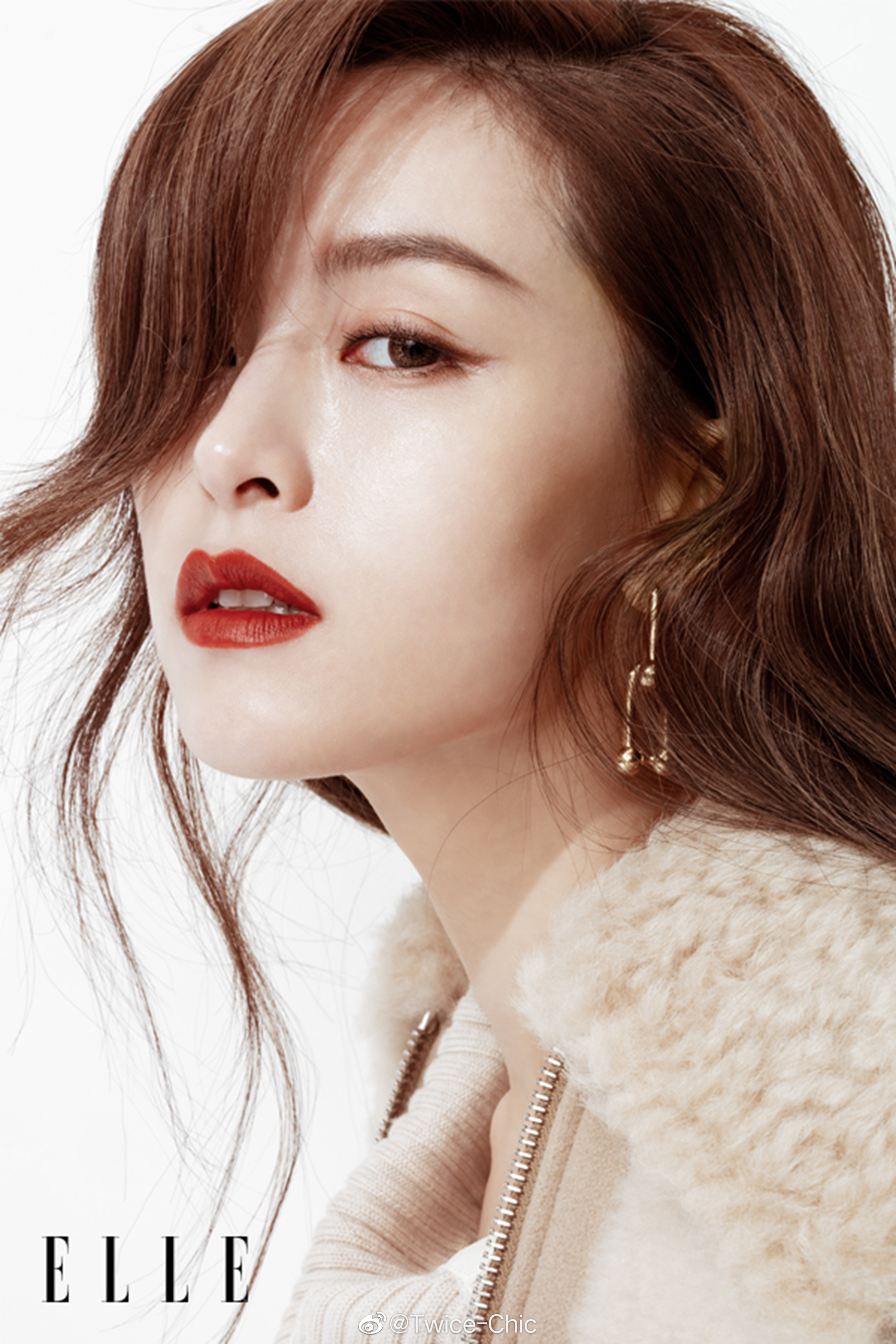 x ELLE HK 10月刊 | 芭比粉“面包服”与银色“太空外套”|面包服|芭比|月刊_新浪新闻