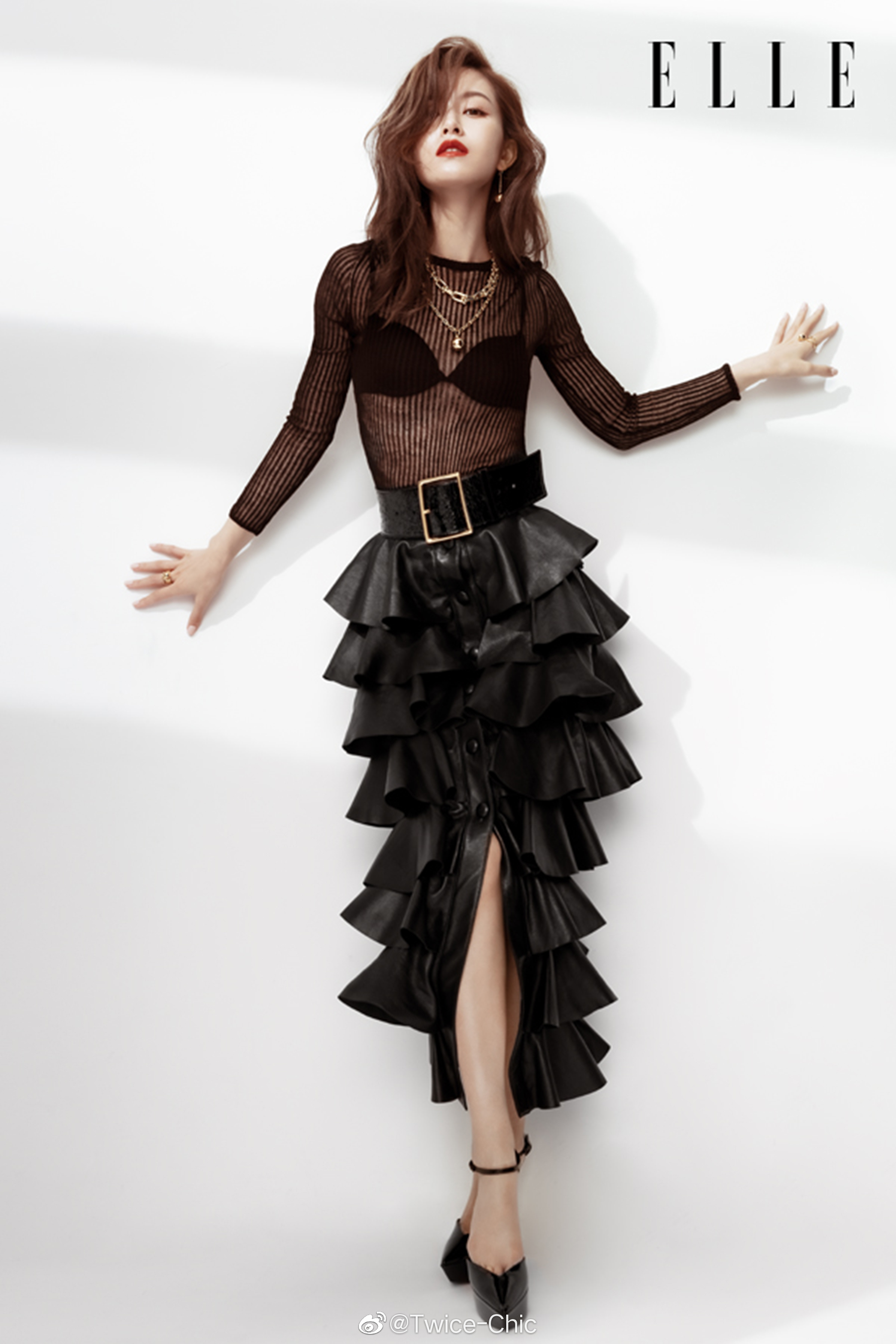 x ELLE HK 10月刊 | 芭比粉“面包服”与银色“太空外套”|面包服|芭比|月刊_新浪新闻