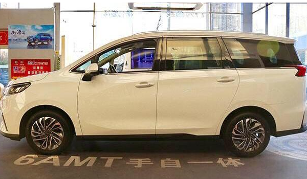 全国首台白色上汽大通G50到店！轴距2800mm 配全景天窗 或10万起-新浪汽车