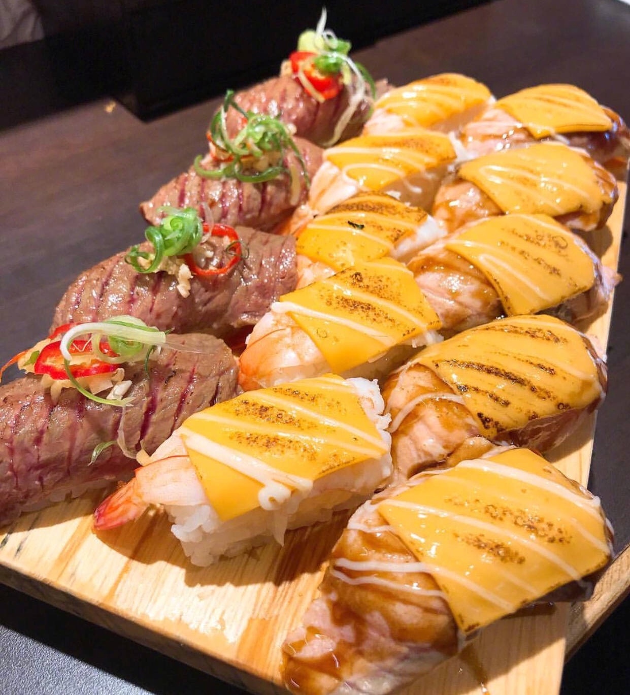 台湾的一家寿司店 🍣 刚吃过晚饭又饿了！！！怎么肥事！！