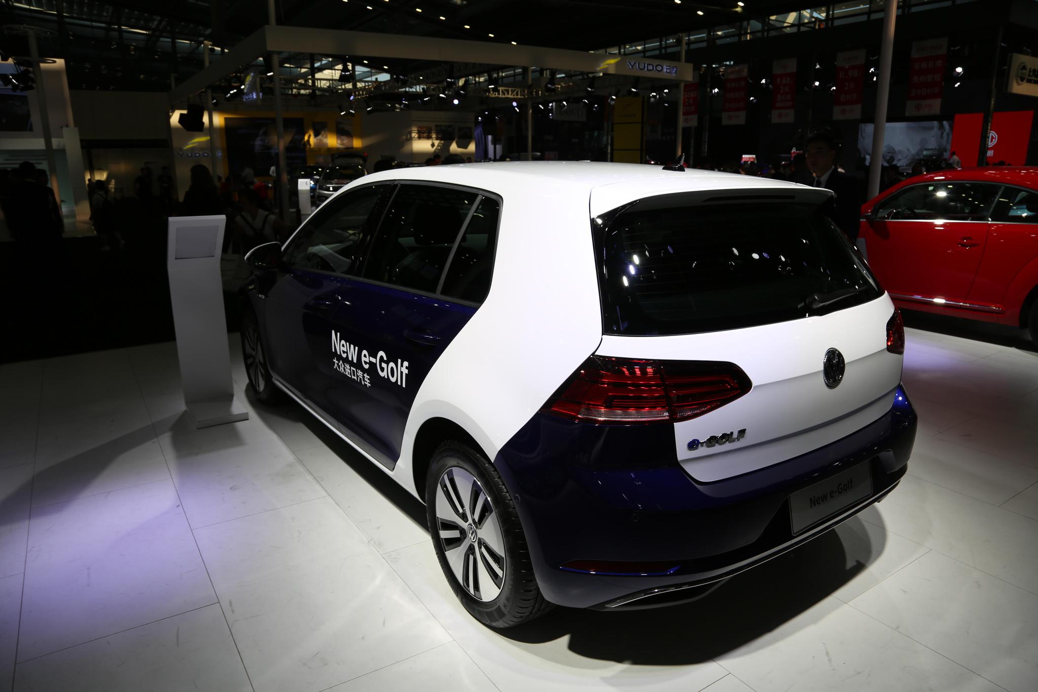 宝马i8敞篷跑车、丰田皇冠2.0T、大众e-Golf，你选谁？-新浪汽车