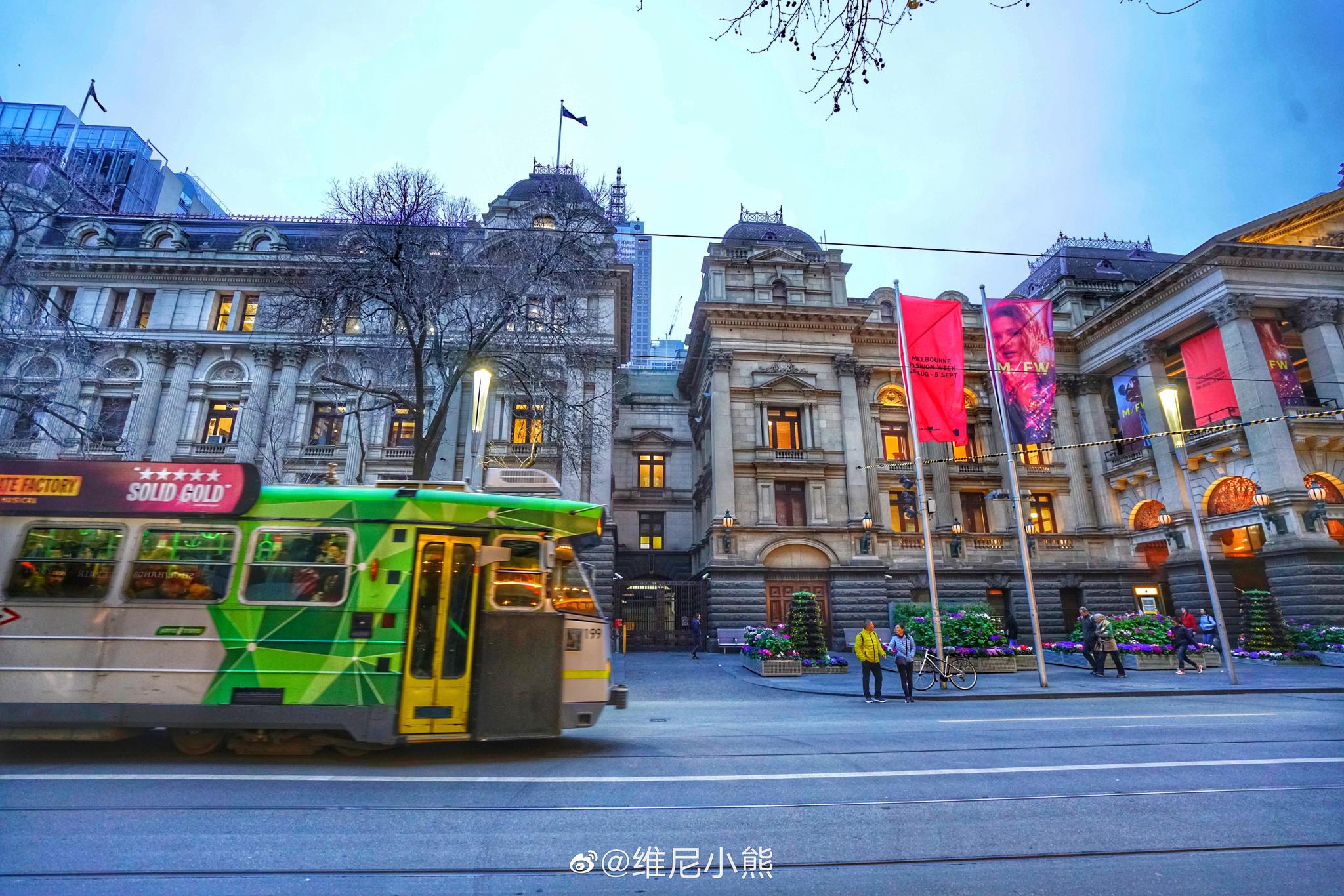 共同漫步在澳大利亚墨尔本街头，在人群中看你回眸