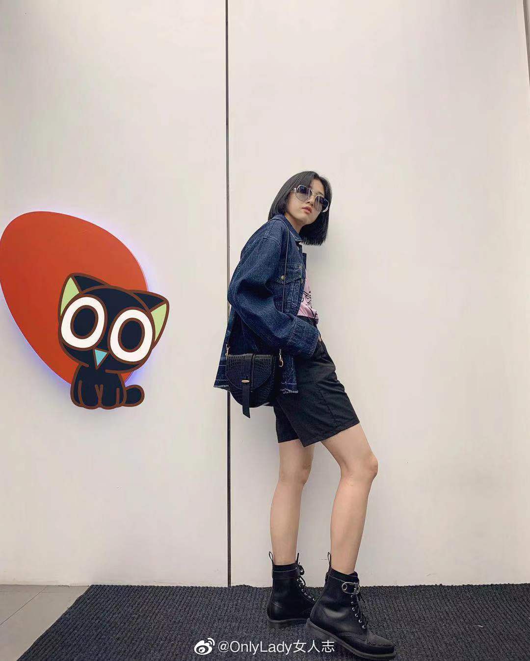 @火箭少女101_Yamy 身着@MOCO官方微博 2019冬季粉色美少女T恤