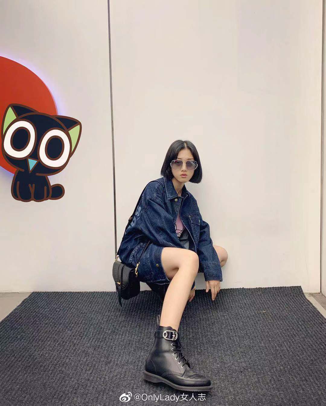 @火箭少女101_Yamy 身着@MOCO官方微博 2019冬季粉色美少女T恤