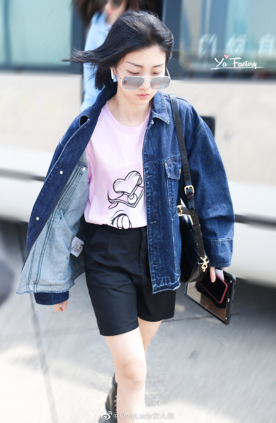 @火箭少女101_Yamy 身着@MOCO官方微博 2019冬季粉色美少女T恤