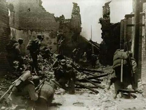 老照片再现台儿庄战役激烈场景，巷战中是中国军人不畏牺牲的身影|泰山行宫|台儿庄|日军_新浪新闻