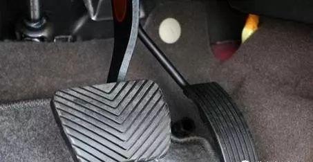 为什么刹车踏板比油门踏板高？-新浪汽车