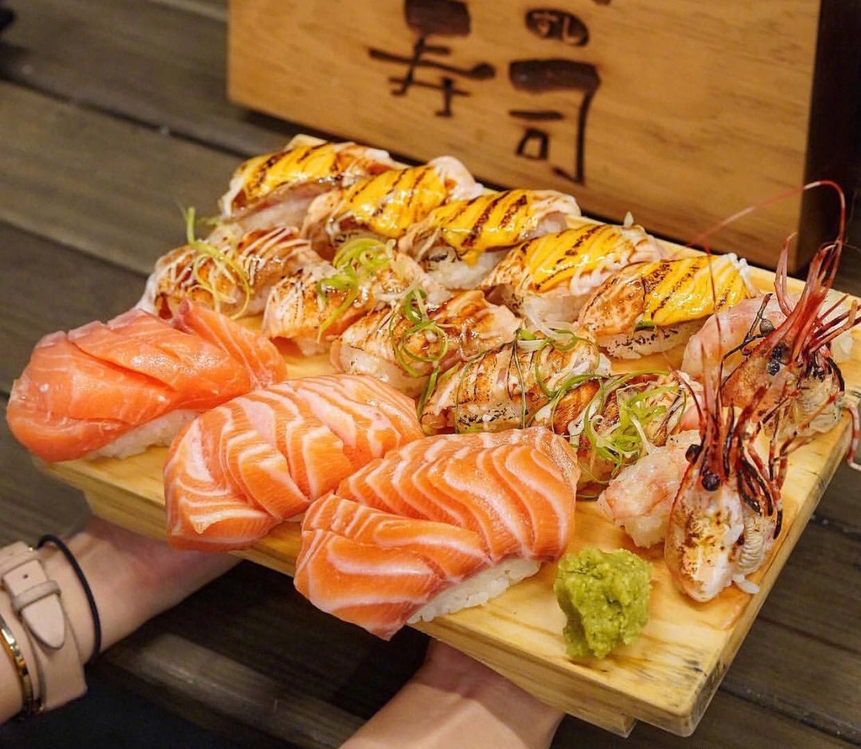 台湾的一家寿司店 🍣 刚吃过晚饭又饿了！！！怎么肥事！！