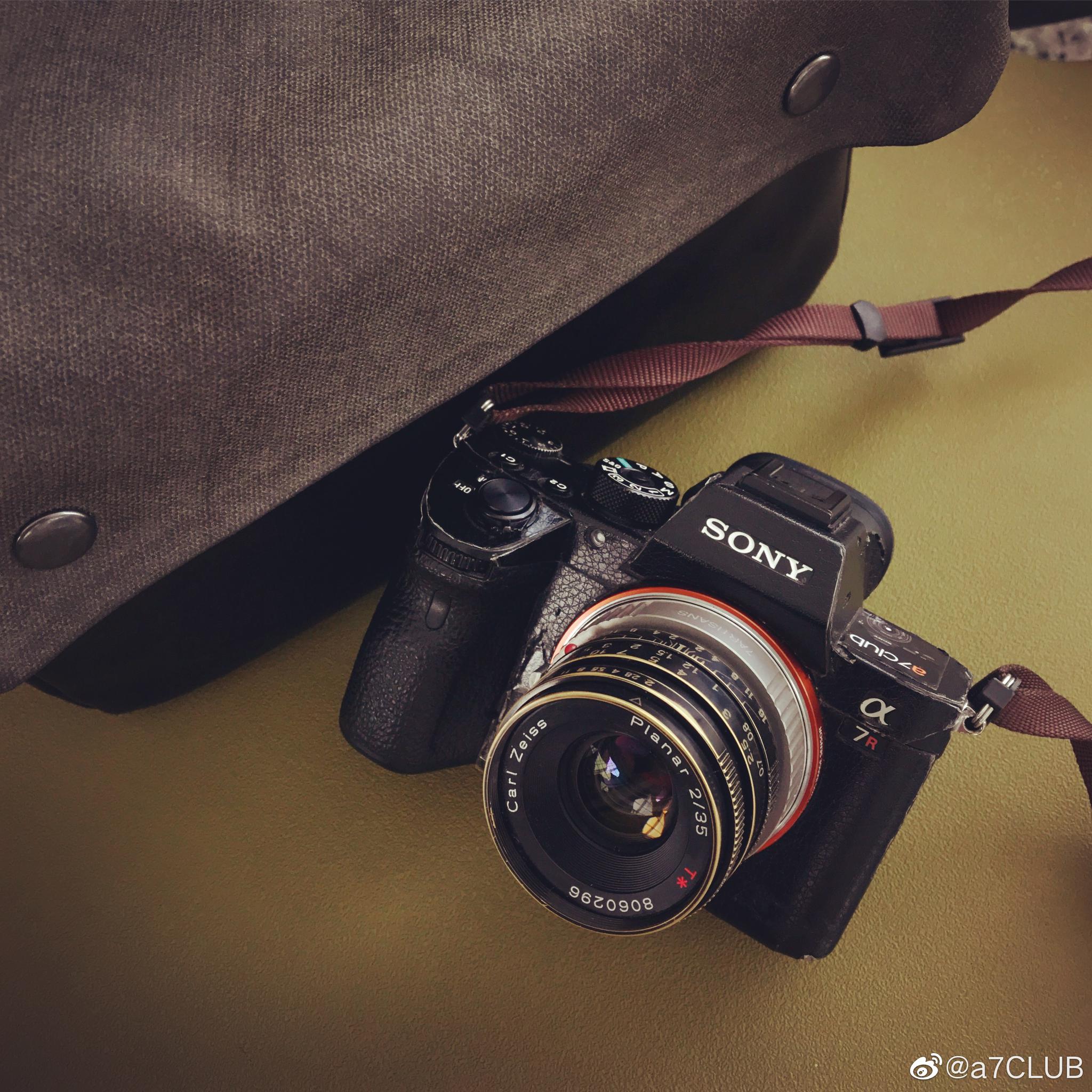 传说，zeiss 蔡司的T🌹标志是特殊的材料颜漆，会发光|蔡司|发光|材料_新浪新闻