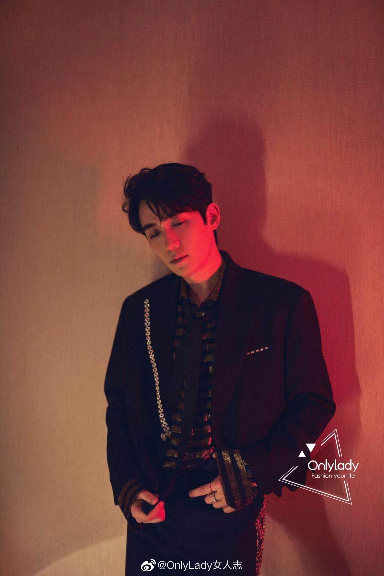 @朱一龙 身穿ADER ERROR西服短上衣、SAINT LAURENT BY ANTHONY VACCA|朱一龙|短上衣|西服_新浪新闻