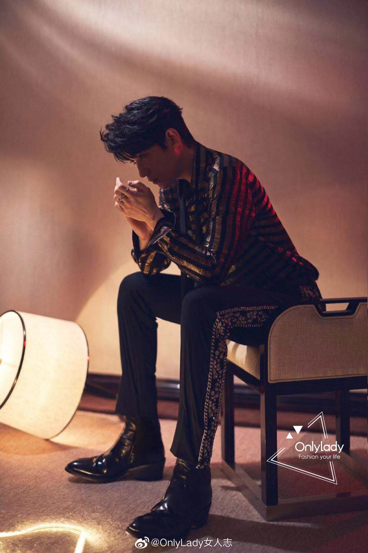 @朱一龙 身穿ADER ERROR西服短上衣、SAINT LAURENT BY ANTHONY VACCA|朱一龙|短上衣|西服_新浪新闻