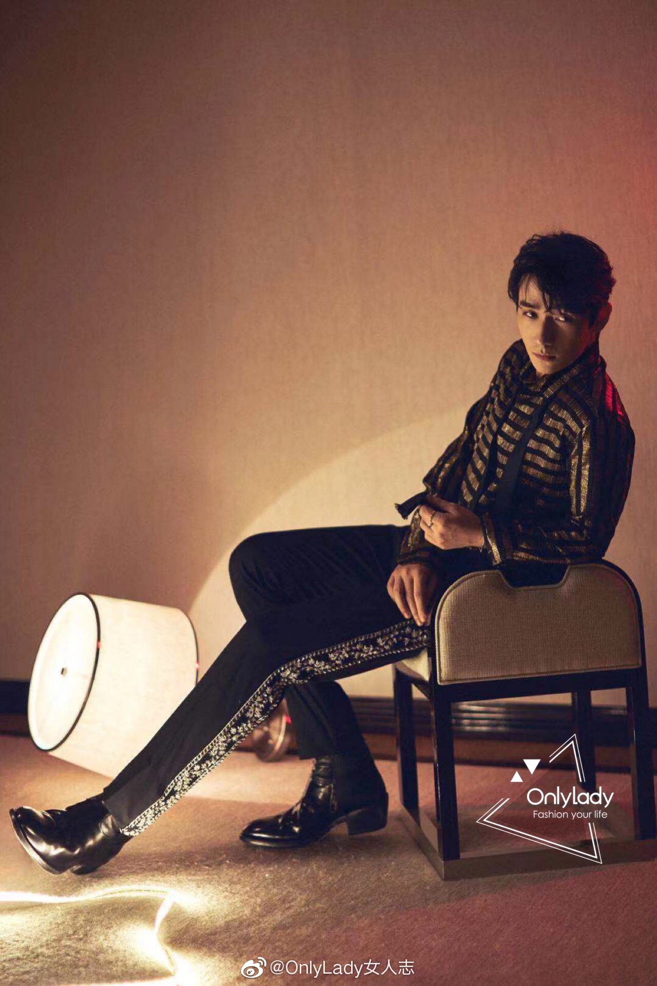 @朱一龙 身穿ADER ERROR西服短上衣、SAINT LAURENT BY ANTHONY VACCA|朱一龙|短上衣|西服_新浪新闻