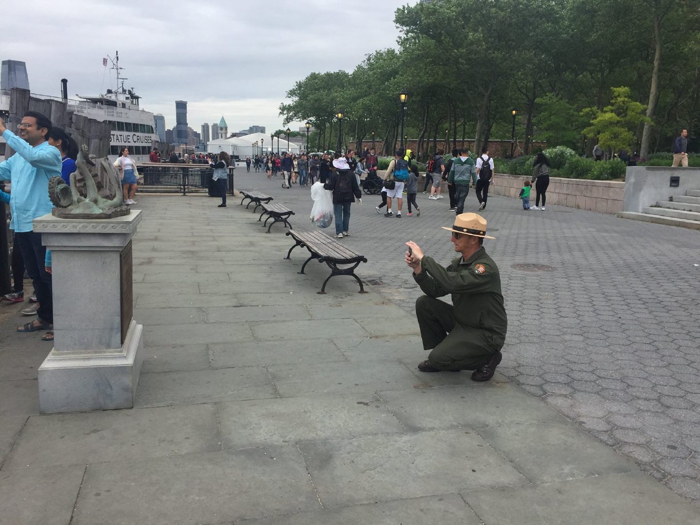 纽约虚构灾难的纪念雕像纽约雕塑家 Joe Reginella 的雕像散落在城|雕像|雕塑家|纽约|斯塔顿|渡轮_新浪新闻