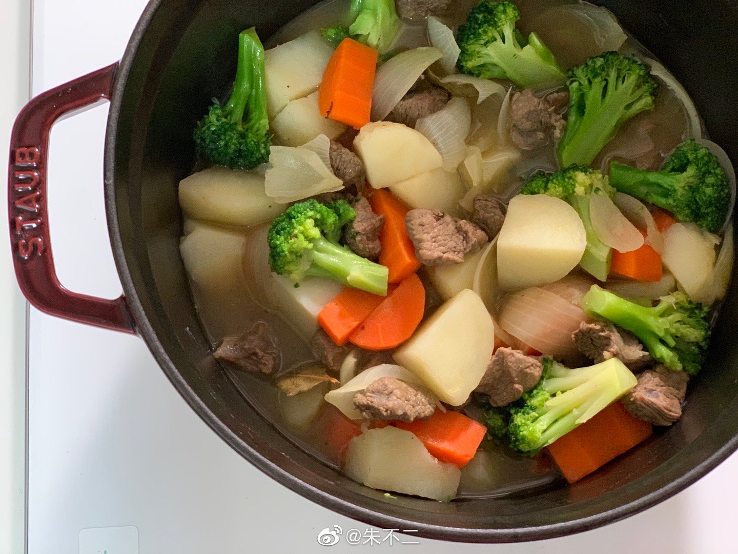 晚上做了cream stew。有现成的调味料，包装上写着做法