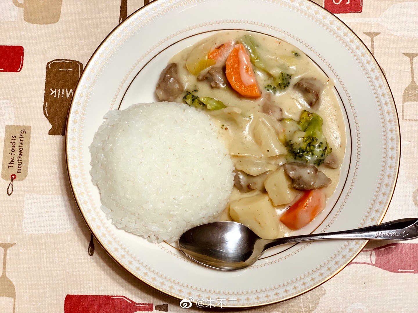 晚上做了cream stew。有现成的调味料，包装上写着做法