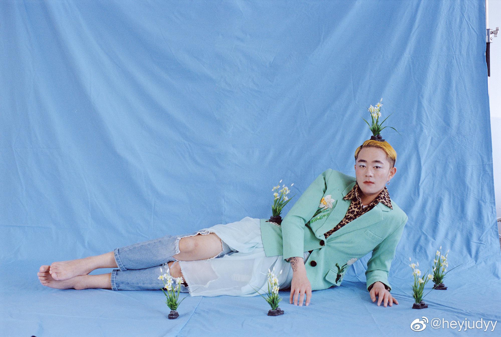 很少拍男生 @飞仔Joey 妆发 @RegenYUN 服装&花 鸣谢 赵地瓜