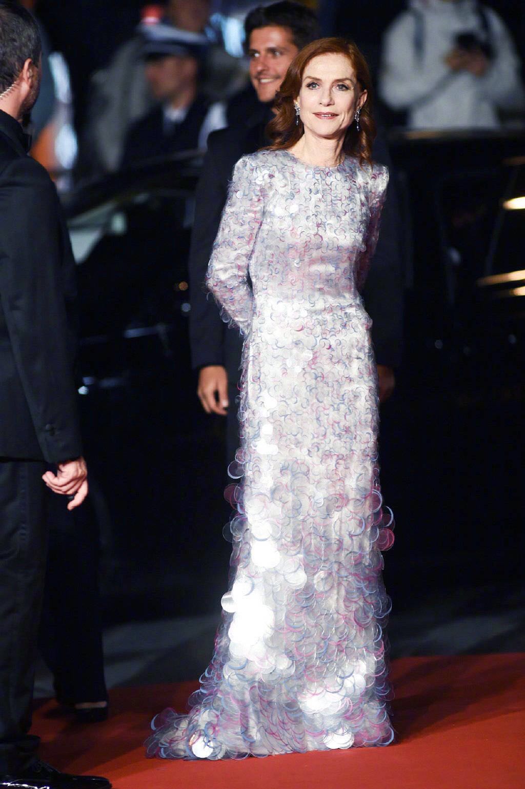 Isabelle Huppert in Cannes66岁的伊莎贝尔·于佩尔美的也太不像话|伊莎贝尔·于佩尔|于佩尔|最新电影_新浪新闻