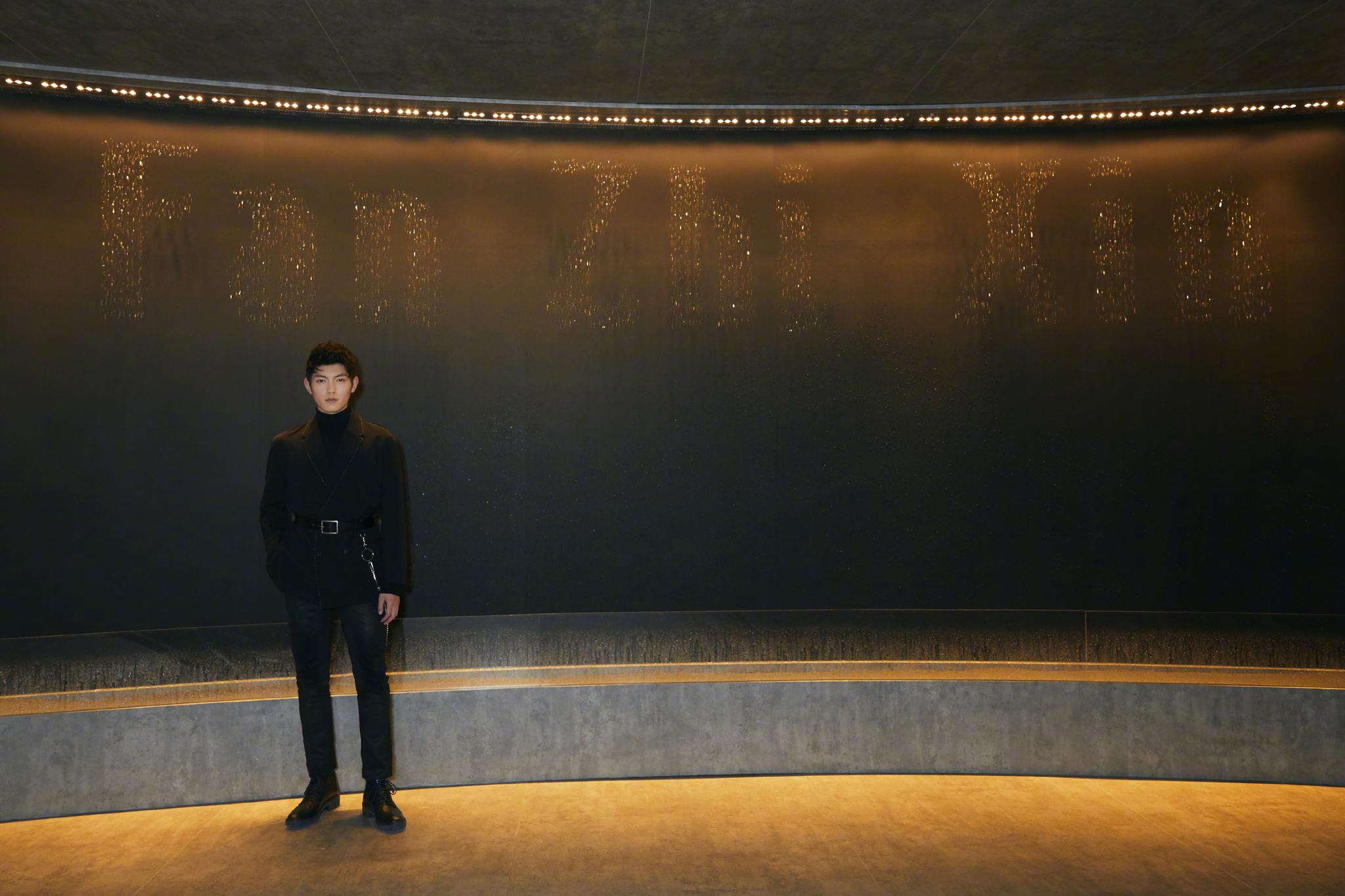 当嘉行传媒的小哥哥@祝子杰Jackey 和@樊治欣FAN 遇上摇滚、个性与时|小哥哥|摇滚|美妆_新浪新闻