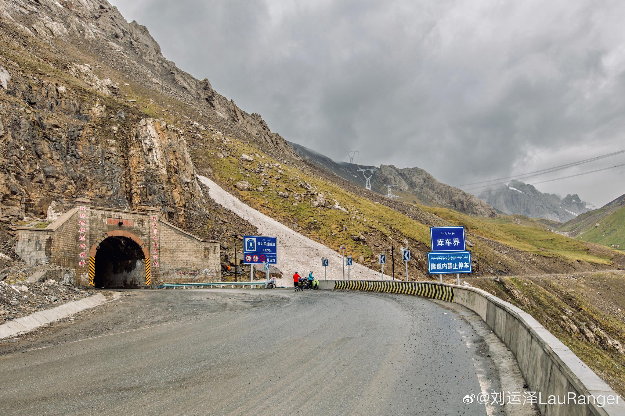 独库公路北起独山子G217线，南至库车G217线，全长561公里