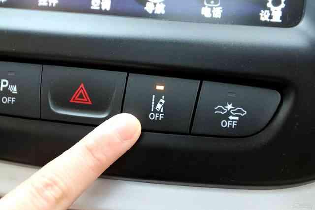 销售经常吹的AEB、LDW、ACC、BSD安全配置真有那么牛吗？-新浪汽车