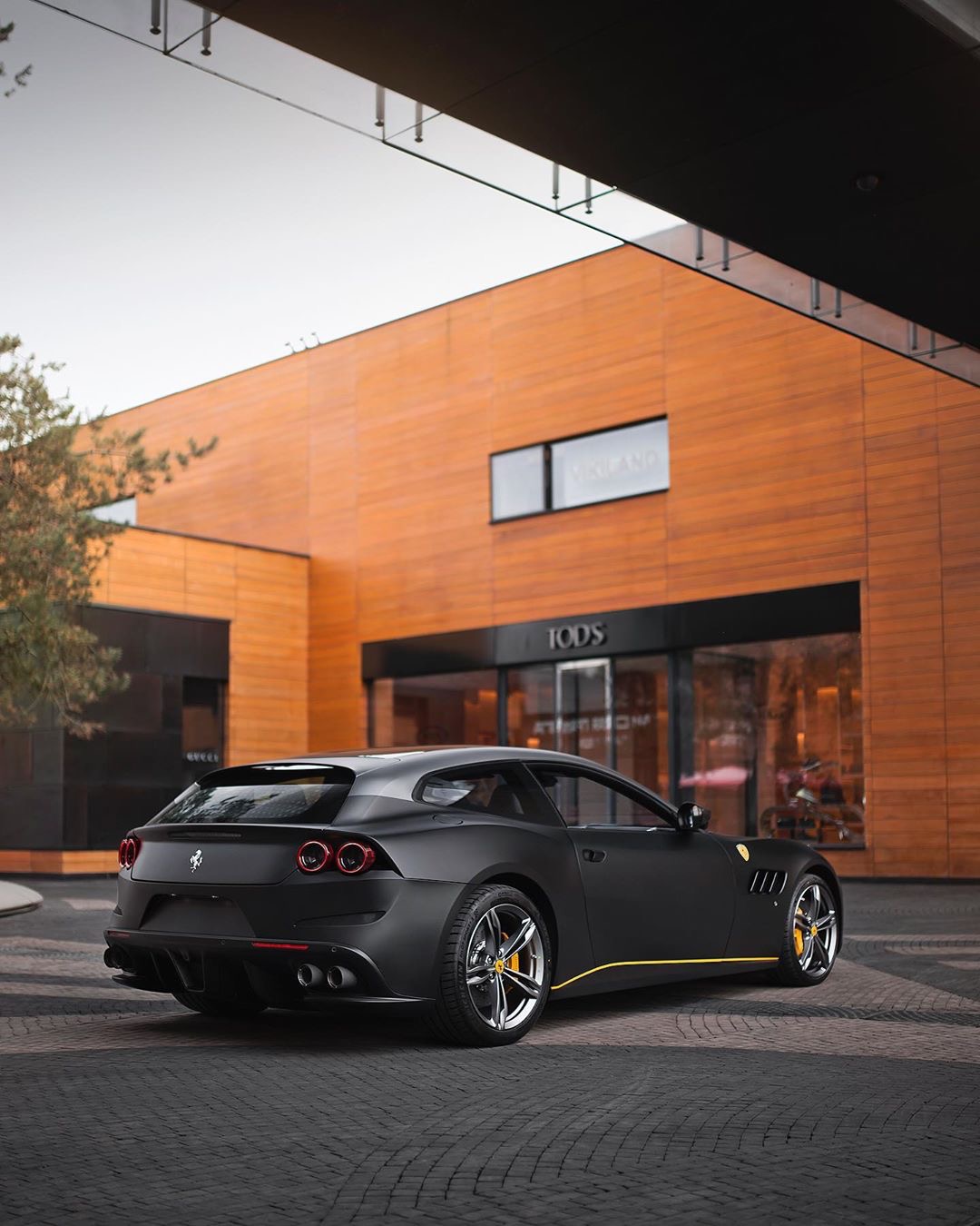 Ferrari GTC4Lusso-新浪汽车