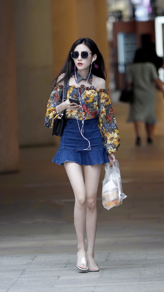 小姐姐告诉你什么叫美腿~ 关注我，看更多美女校花！