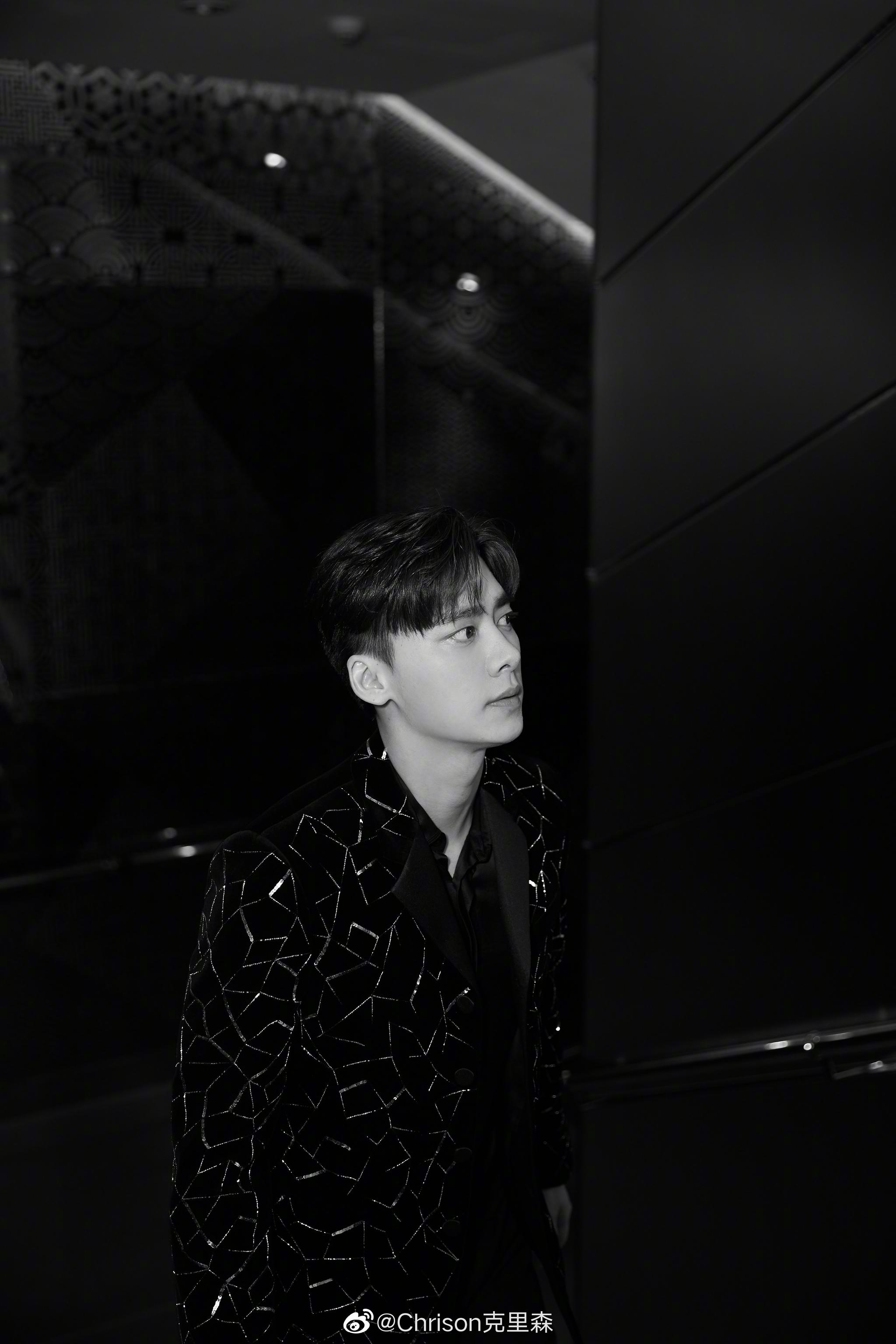 李易峰 x GQ MOTY ┊ 身穿Saint Laurent暗色西装亮相GQ十周年人物盛