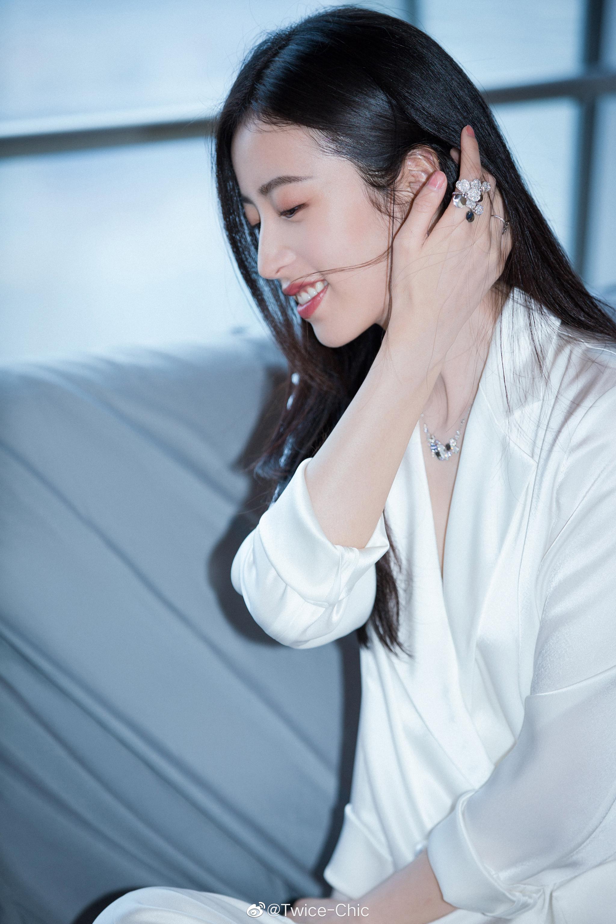 周雨彤 | 今日北京国贸出席活动造型,一袭纯白套装搭配Tiffany & Co|北京国贸|周雨彤|出席活动_新浪新闻