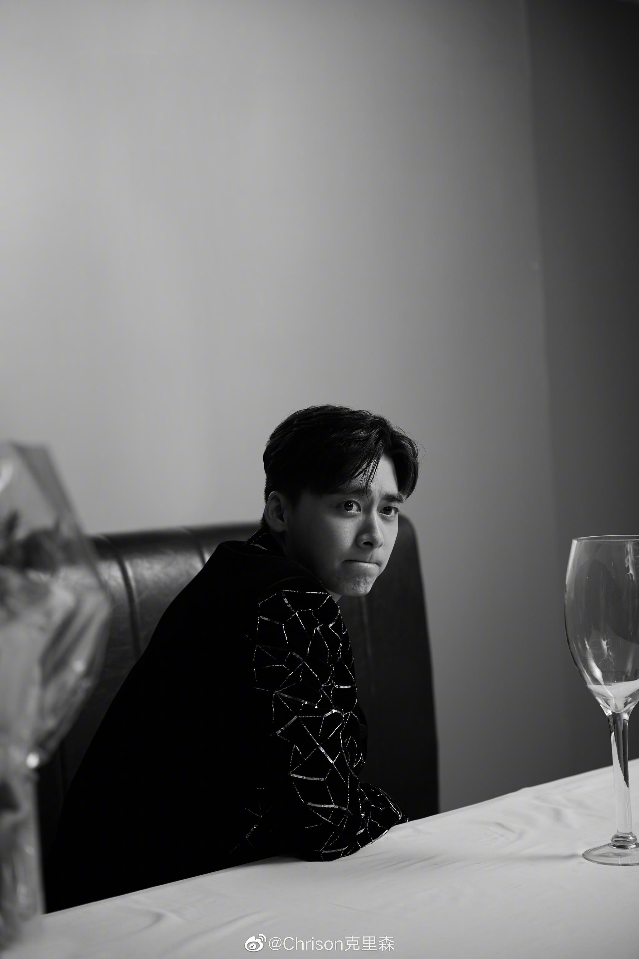 李易峰 x GQ MOTY ┊ 身穿Saint Laurent暗色西装亮相GQ十周年人物盛