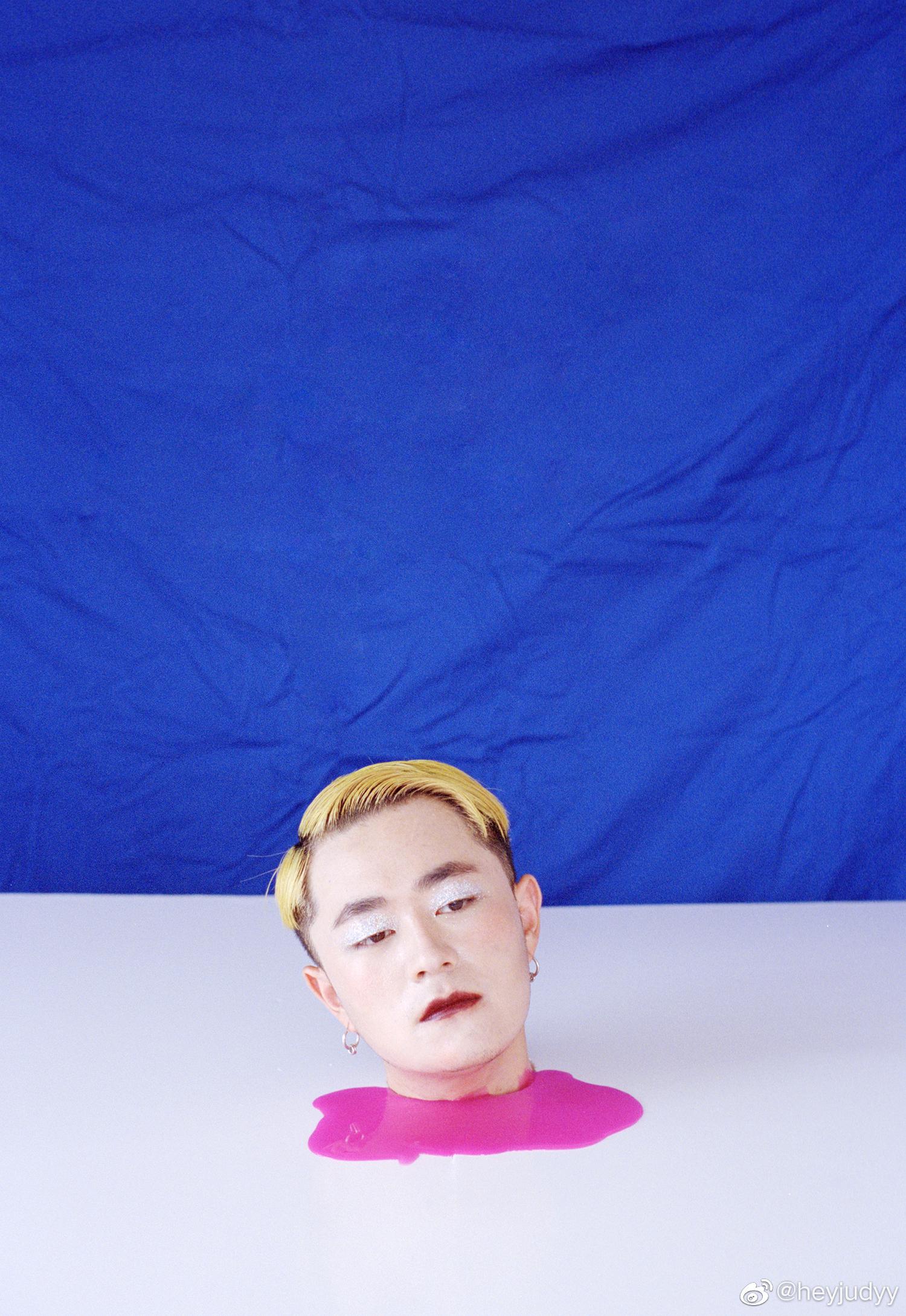 很少拍男生 @飞仔Joey 妆发 @RegenYUN 服装&花 鸣谢 赵地瓜