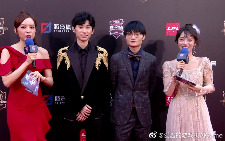 Doinb的西装是唐小幽选的！看个比赛被秀了一脸