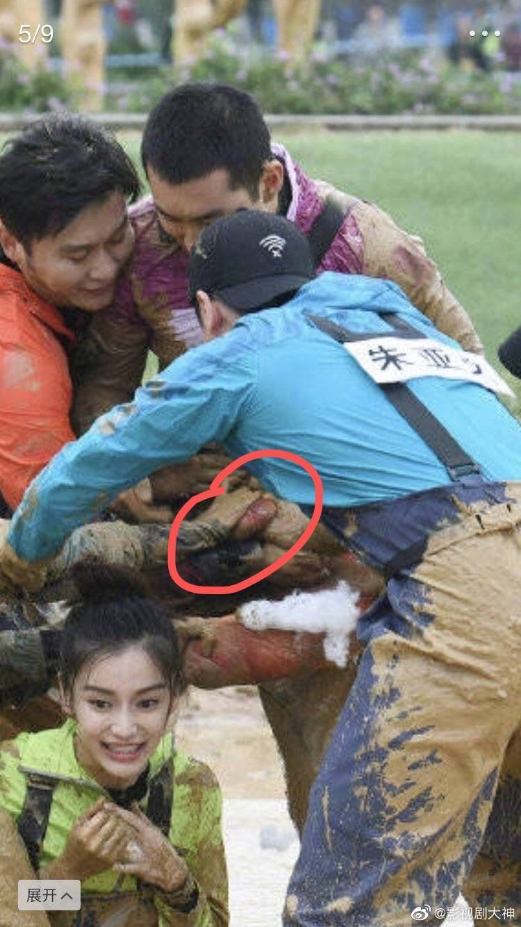 在奔跑吧走光了???不过这么密不透风的衣服走光也有点难度吧 走光 衣服 优酷 新浪新闻