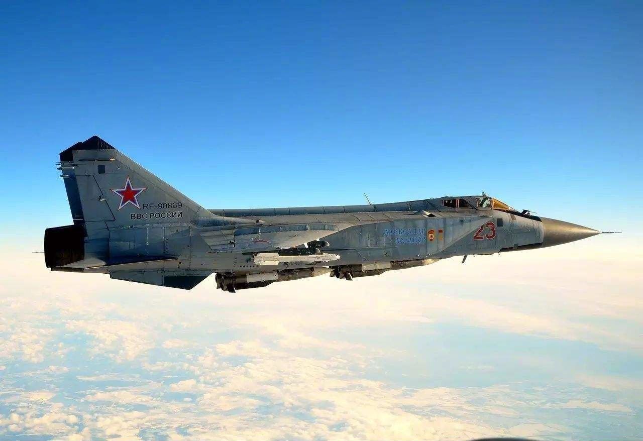 米格-31是一款以米格-25为原型发展而来的双座截击机