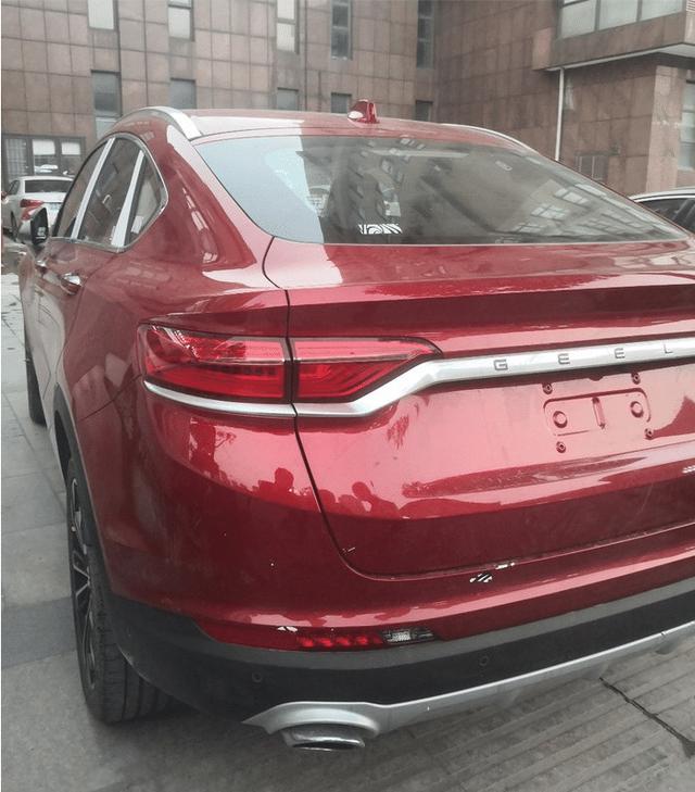 吉利FY11与宝马X6停在一起，都是红色，吉利FY11反而更霸气-新浪汽车