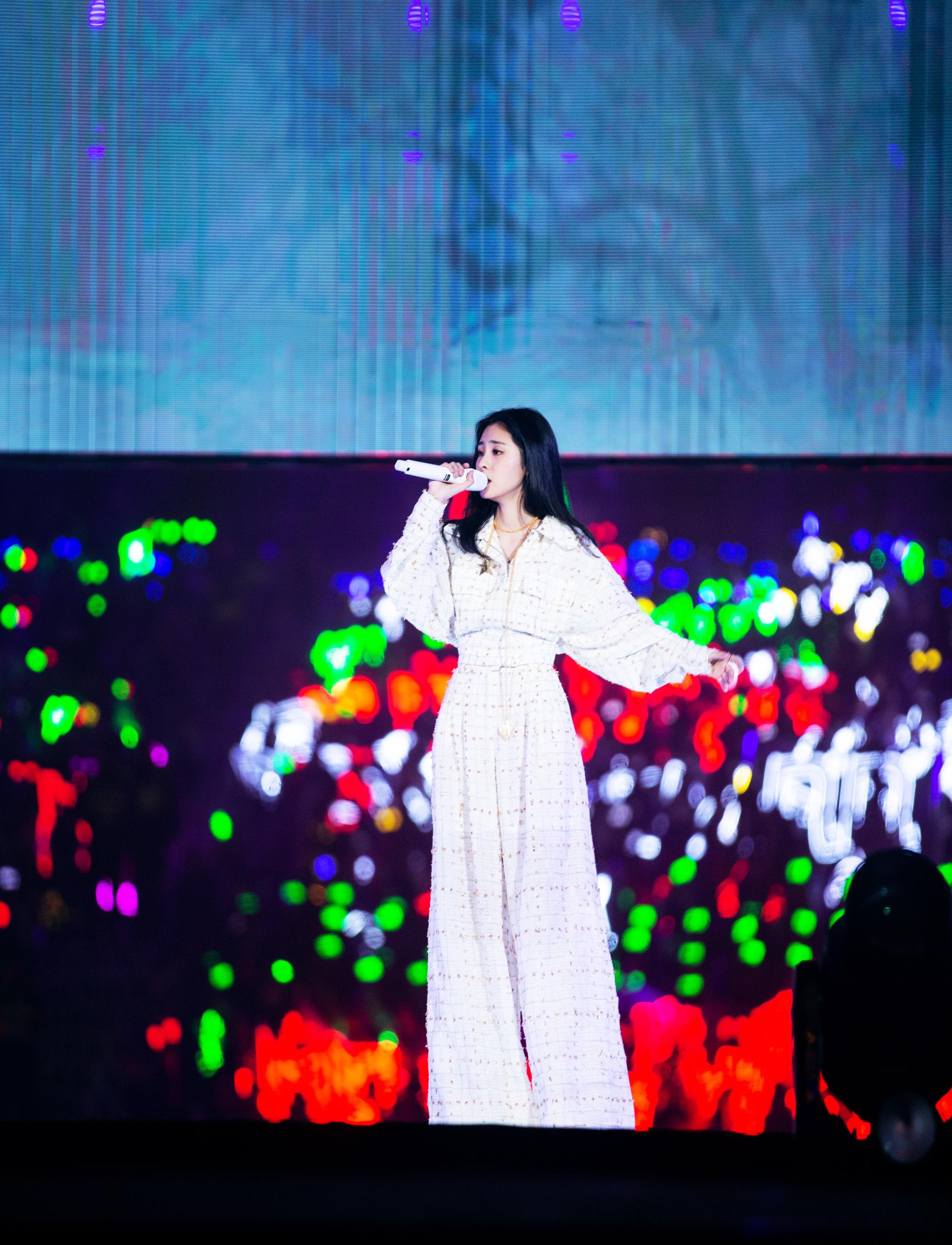 今日Boss@张碧晨 登上 舞台