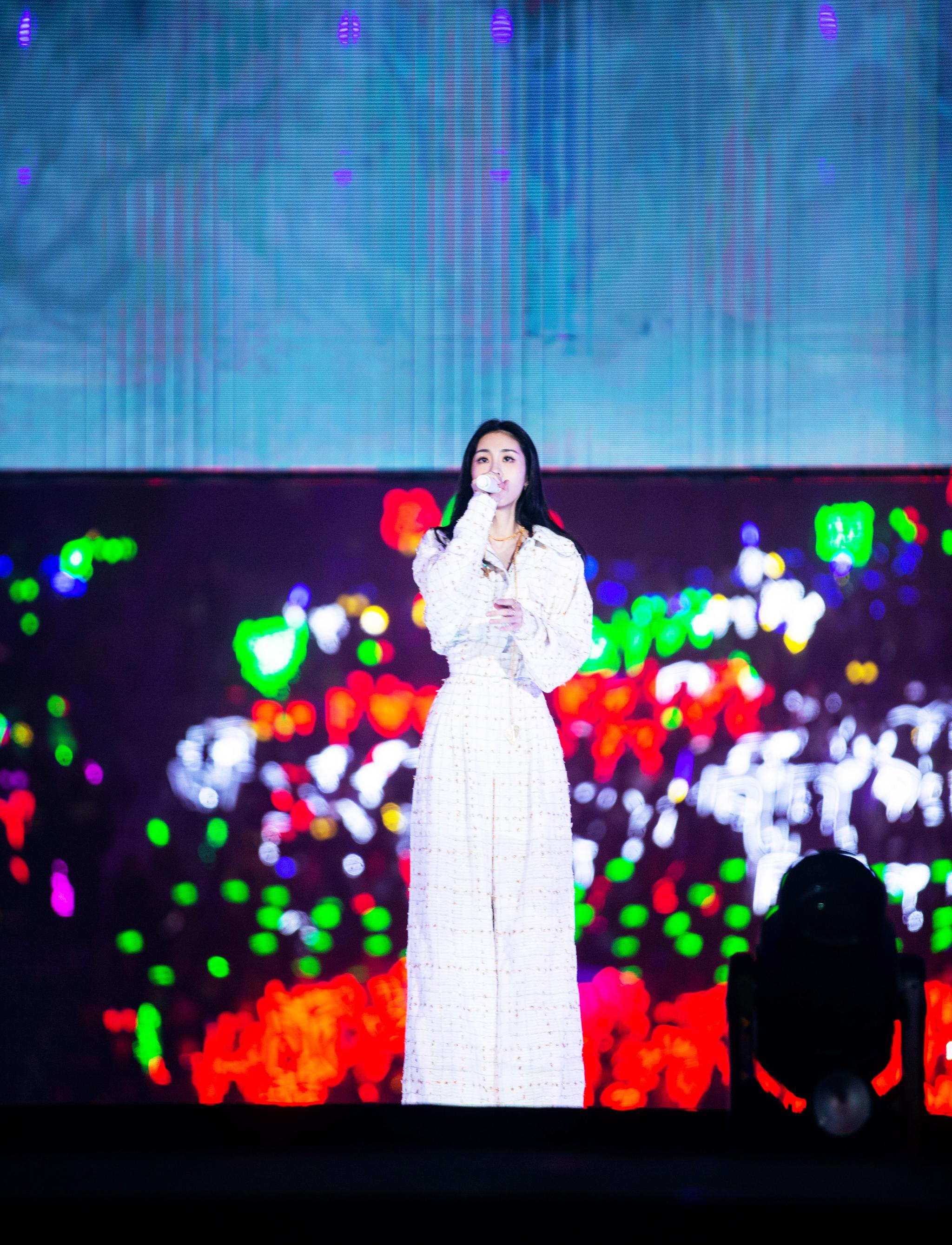 今日Boss@张碧晨 登上 舞台