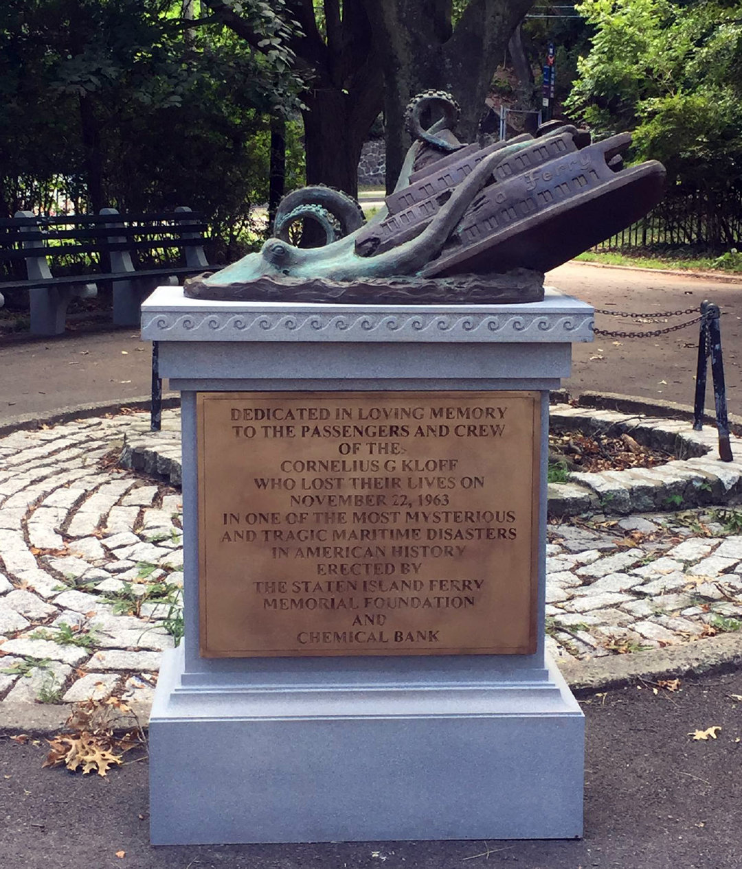 纽约虚构灾难的纪念雕像纽约雕塑家 Joe Reginella 的雕像散落在城|雕像|雕塑家|纽约|斯塔顿|渡轮_新浪新闻