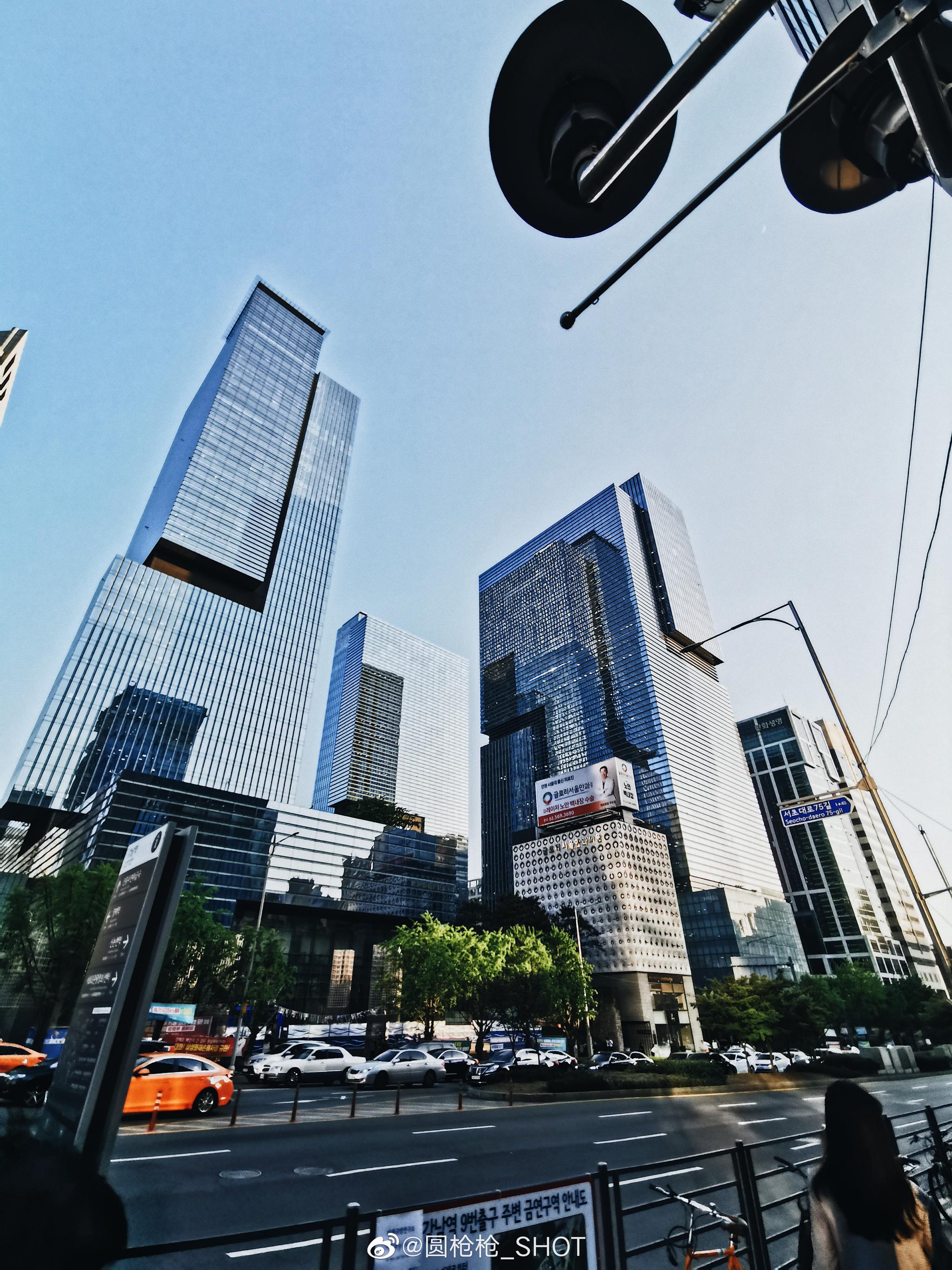在首尔街头简单用了下华为p30 Pro,比想象中的要好不少 苹果 夜景 拍摄 新浪新闻