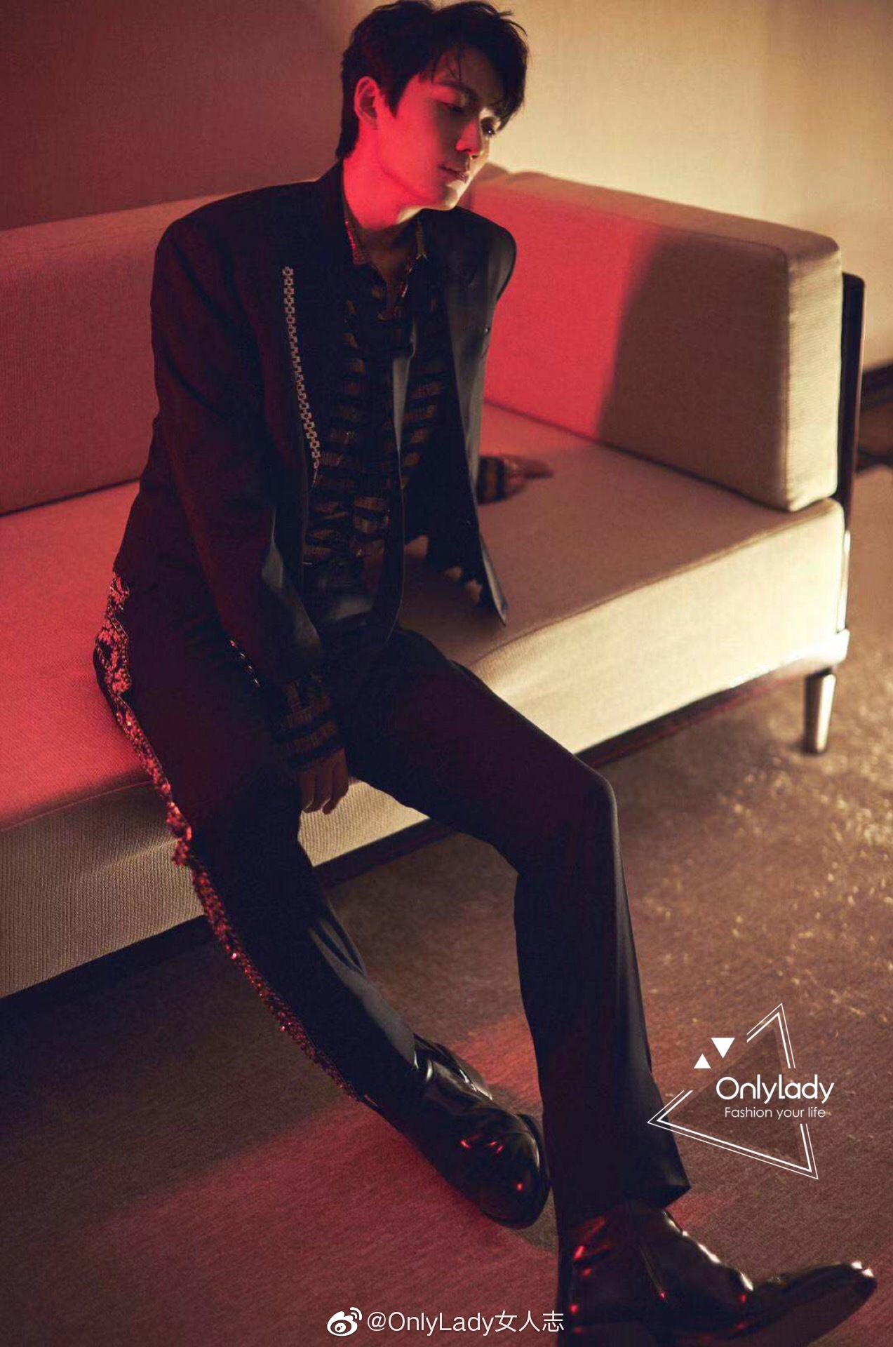 @朱一龙 身穿ADER ERROR西服短上衣、SAINT LAURENT BY ANTHONY VACCA|造型|情歌|粉丝|数据|我要我们在 ...